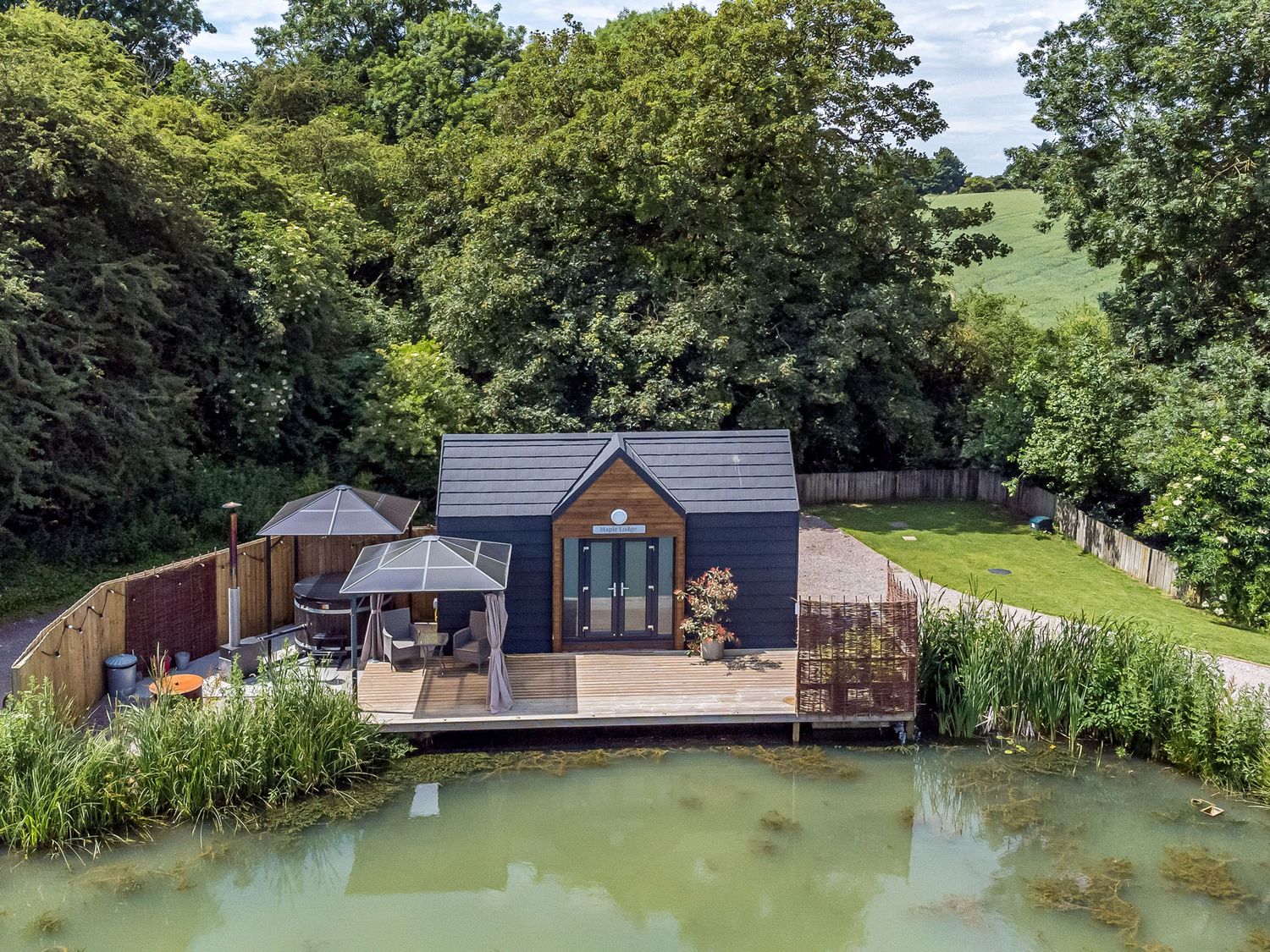Maple Lodge at Bridge Lake Farm & Fishery, Chacombe | Holiday Cottage ...