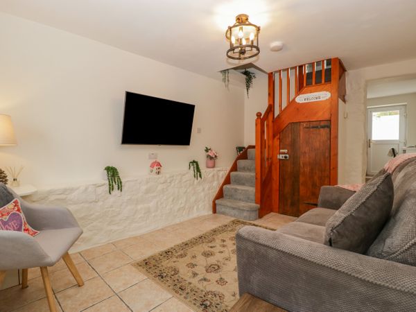 The Cwtch | Gilwern | Self Catering Holiday Cottage