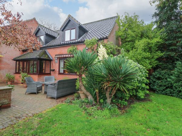Walnut Tree Cottage | Catfield | East Anglia | Self Catering Holiday ...