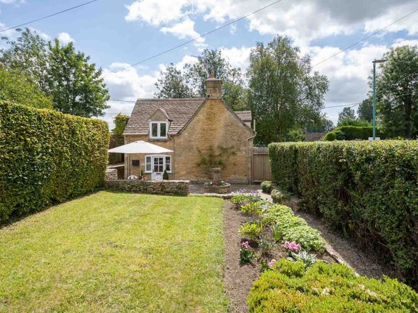 Weir Cottage | Bourton-on-the-water | Self Catering Holiday Cottage