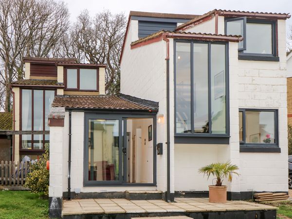 Creek Lodge | Wootton Bridge | Wootton | Self Catering Holiday Cottage